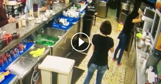 This Waitress Move Is Going Viral Due To Her Crazy Reflexes | Klipland.com