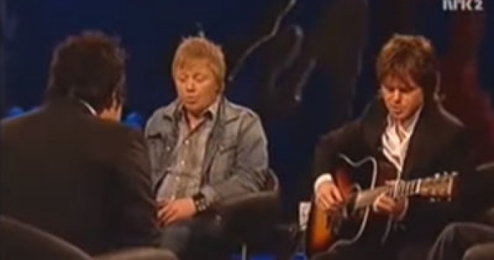 4 Guys Sing Hallelujah. When The 4th Guy Starts Singing, Everyone Is ...