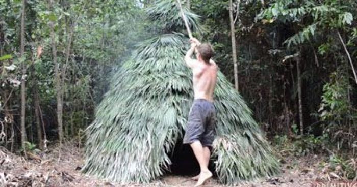 Guy Builds A Shelter In The Middle Of Nowhere Using Only Primitive ...