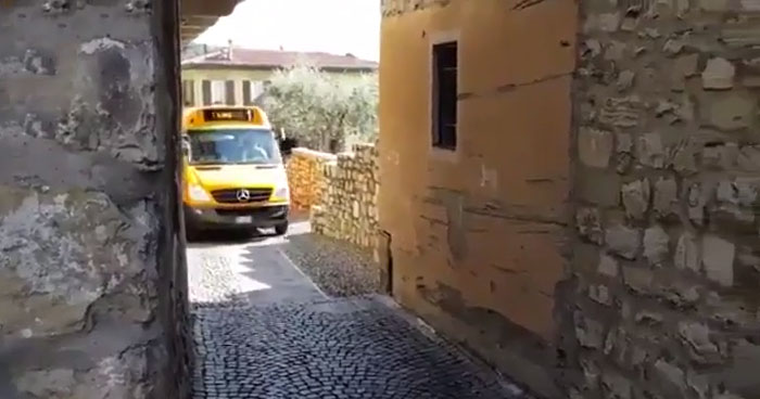 Bus Driver From Italy Shows His Skills While Driving Through Narrow ...