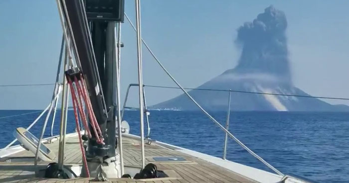 Boaters Captured The Exact Moment Italy's Mount Stromboli Volcano ...