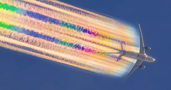 Truly Amazing Rainbow Contrails By A Qatar Airways Boeing 777 Captured ...