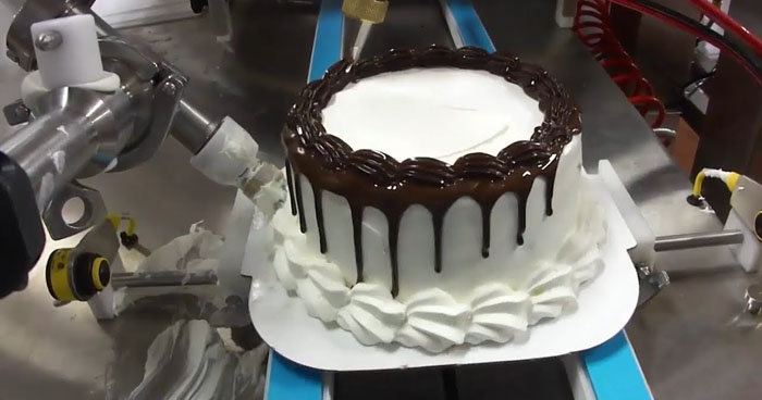 How Cakes Are Made In A Factory | Klipland.com