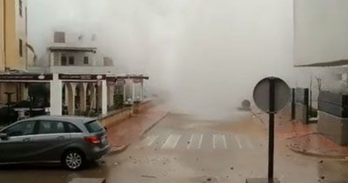 A Huge Wave In Majorca Floods Tourists | Klipland.com