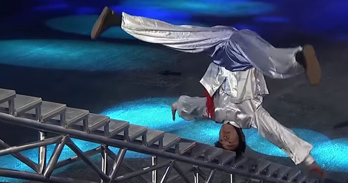 Chinese Man Sets Guinness World Record While Climbing Stairs With His ...