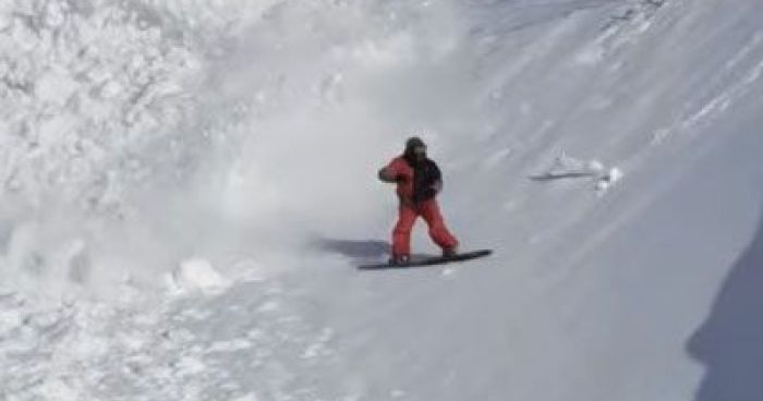 Bunny Outruns An Avalanche Triggered By A Skier Klipland