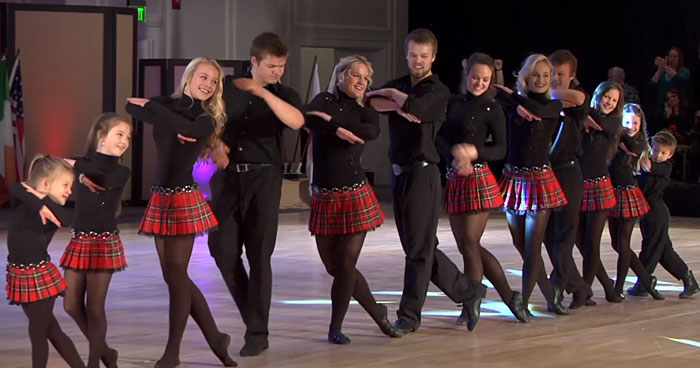 12 Siblings Dance On Stage, Then They Start To Perform Music | Klipland.com