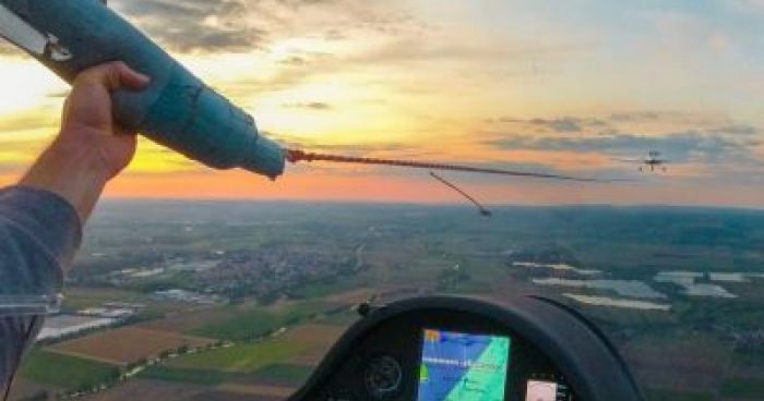 World's First Air To Air Aerotow By Hand | Klipland.com