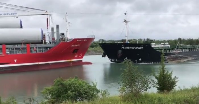 Two Large Boats Crash Straight Into Each Other In A Canal | Klipland.com