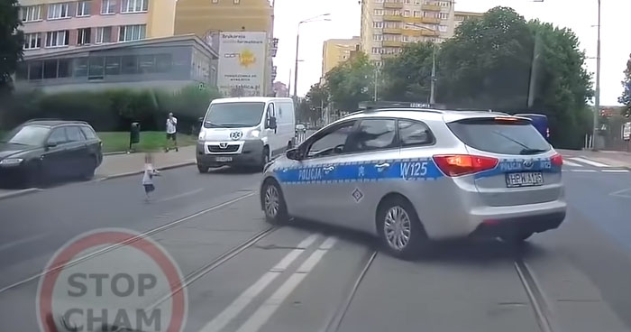 Toddler Runs On A Busy Road, Police Officer Saves His Life | Klipland.com