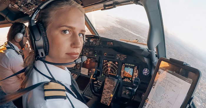 Female Pilot Maria Shows Her Way While Flying Into Porto, Portugal ...