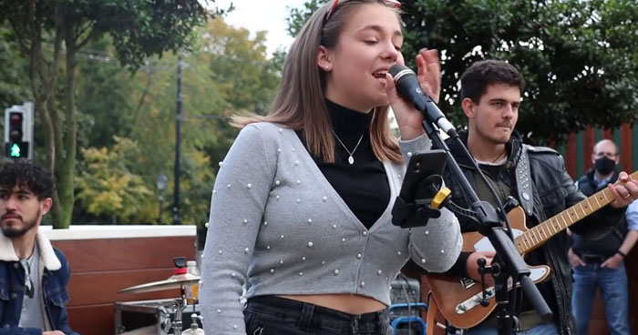 Allie Sherlock Sings "I Will Survive" On The Street Of Dublin ...