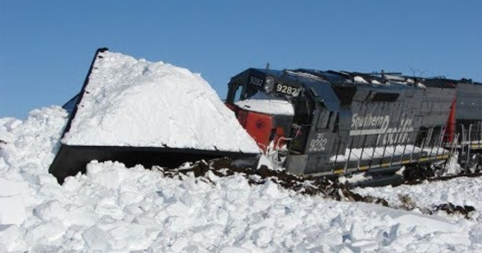 Plowing Snow With A Train Is Really Mesmerizing | Klipland.com