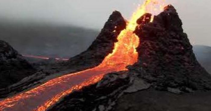 Drone Footage Of An Erupting Volcano In Iceland | Klipland.com