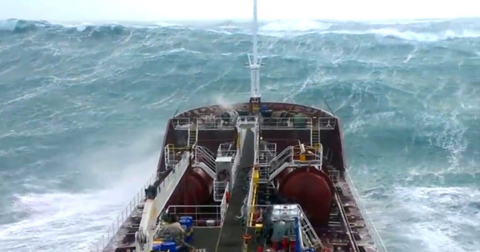Tanker Facing Monster Waves In North Atlantic | Klipland.com