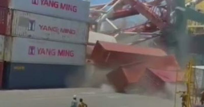 Massive Container Crane Collapse At Kaohsiung Port | Klipland.com