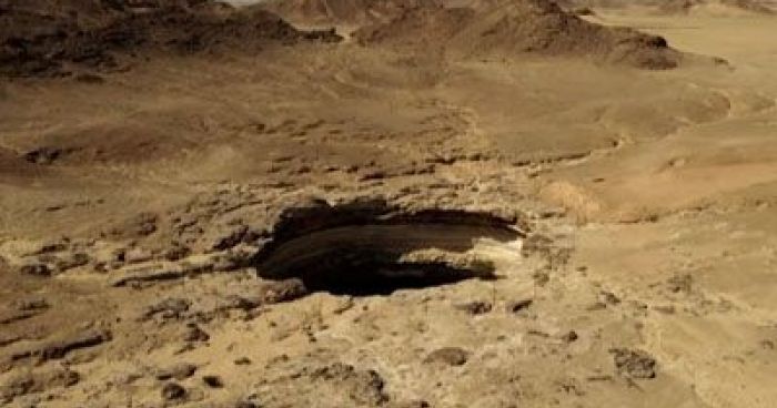 What Lies Beneath Yemen's Mysterious Giant Hole In Al-Mahra Desert ...