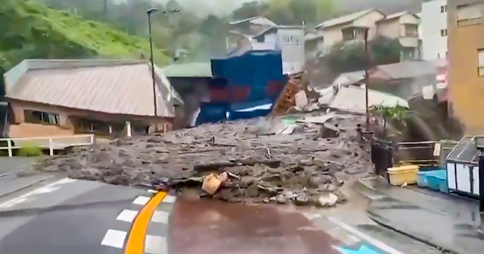 Large Landslide In Atami City, Japan Takes Houses With It | Klipland.com
