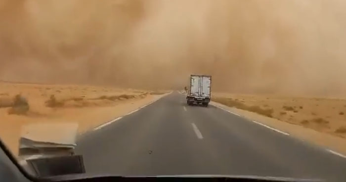 Driver Captures A Moment Of Entering A Huge Sandstorm | Klipland.com