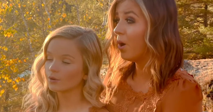 2 Sisters Sing Rendition Of 'Amazing Grace' And It's Magical | Klipland.com