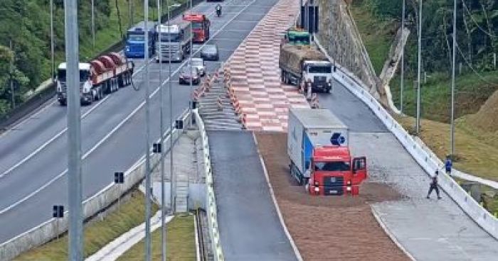 Runaway Trucks Coming To A Stop On Emergency Escape Ramps | Klipland.com