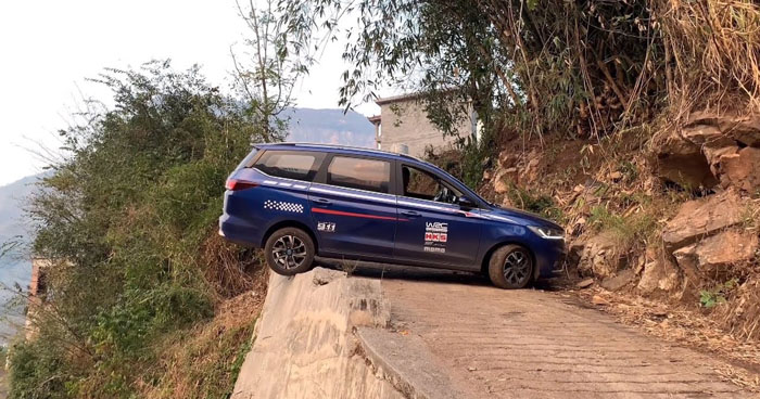 Driving Expert Demonstrates The Very Narrow Road U-Turn Skills ...