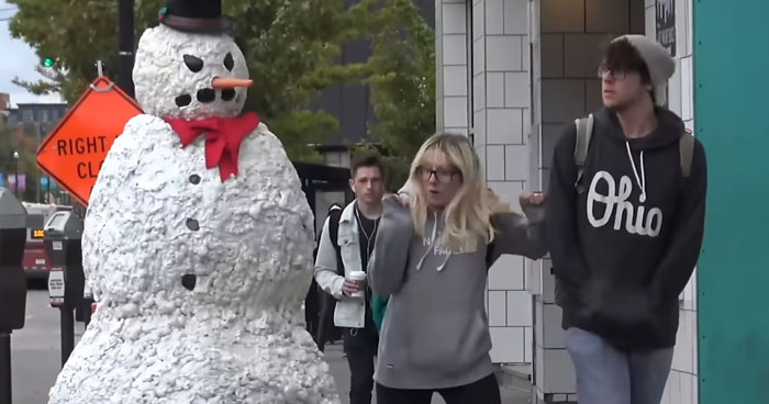 Scary Snowman Scares Passers-By With Hilarious Prank | Klipland.com