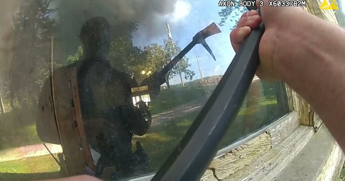 Police Officer Saves Two People From House Fire | Klipland.com