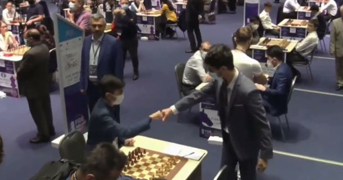 Most Awkward Chess Handshake Ever Captured On Camera | Klipland.com