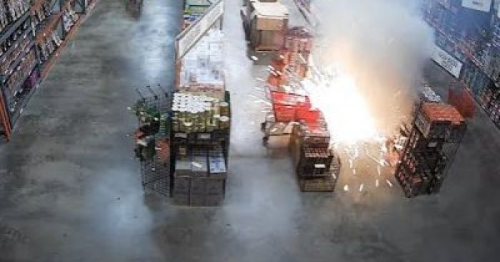 3 Men Light Off Fireworks So They Can Steal Fireworks | Klipland.com