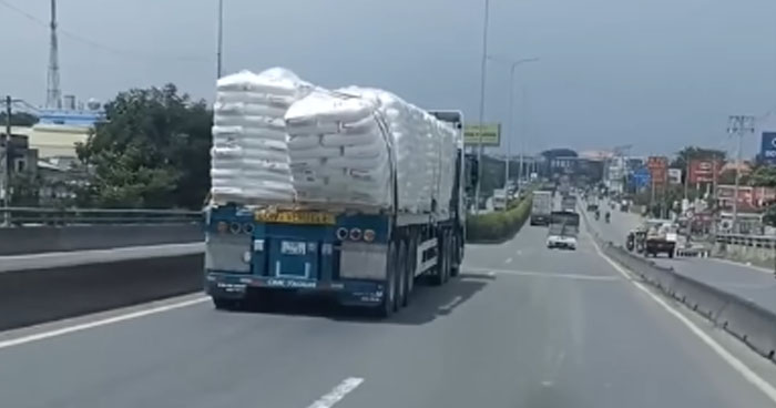 Packages Slip Off Truck And Spill Onto Roadway | Klipland.com