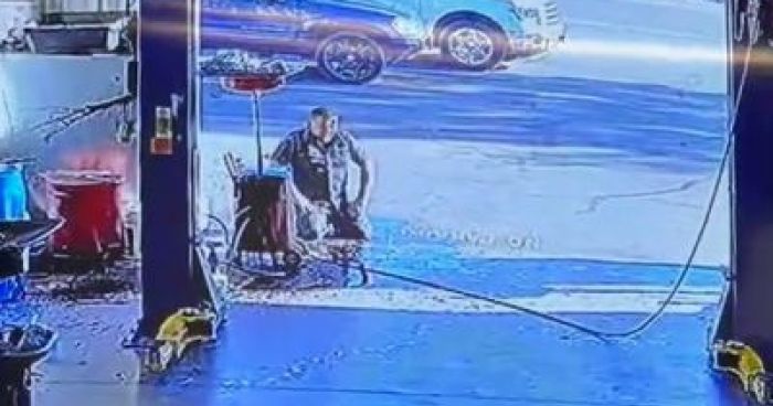 Mechanic Makes A Large Mess With Engine Oil | Klipland.com