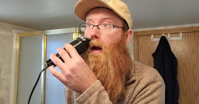 Father Shaves His Long Beard, Family Reaction Is Priceless | Klipland.com
