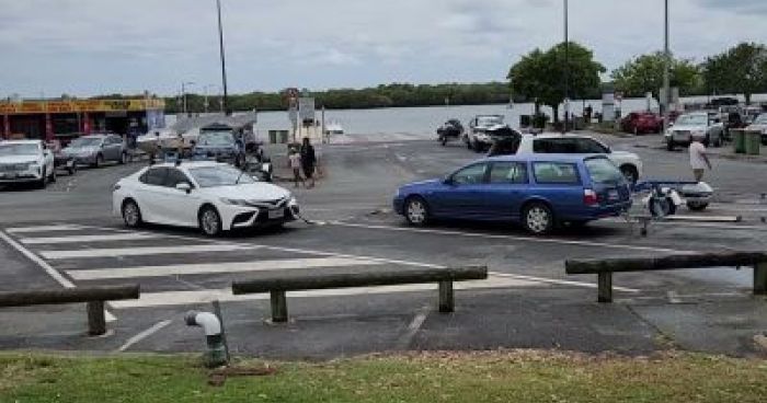 Driver Moves Car That Had Blocked Him In | Klipland.com