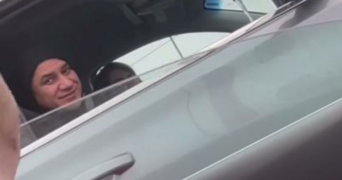 Man Pranks Other Drivers With A Car Window | Klipland.com