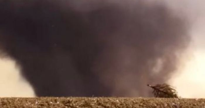 Storm Chaser Captures Double Tornadoes Up Close | Klipland.com