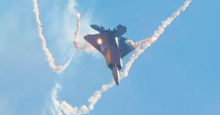 F-22 Raptor Backflips While Shooting Flares In Slow Motion | Klipland.com