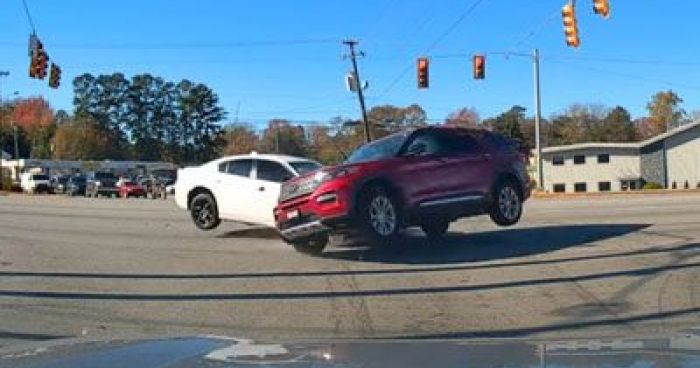 Major Left-Turn Crash At An Intersection | Klipland.com
