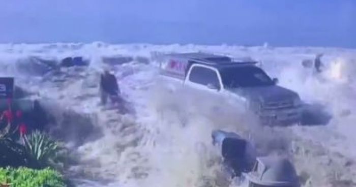 Rogue Wave Hits California Beach | Klipland.com