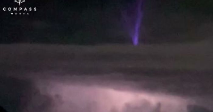 Pilot Films Rare Cosmic Jet Lightning From Cockpit | Klipland.com
