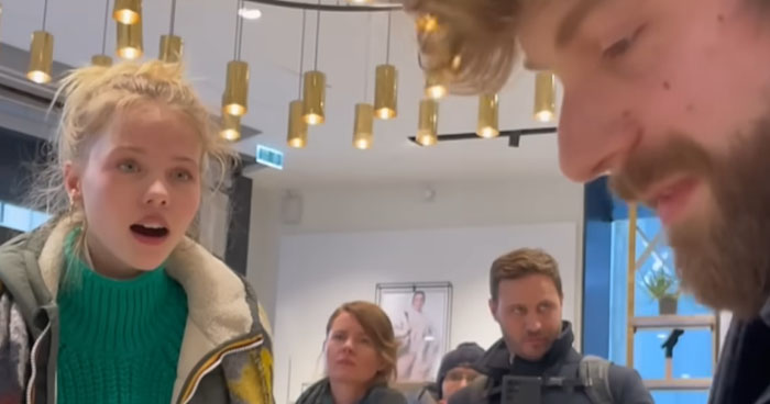 14-Year-Old Girl Asks Pianist To Perform A French Song To Deliver ...