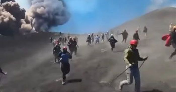 People Running Away From Mount Etna Eruption | Klipland.com