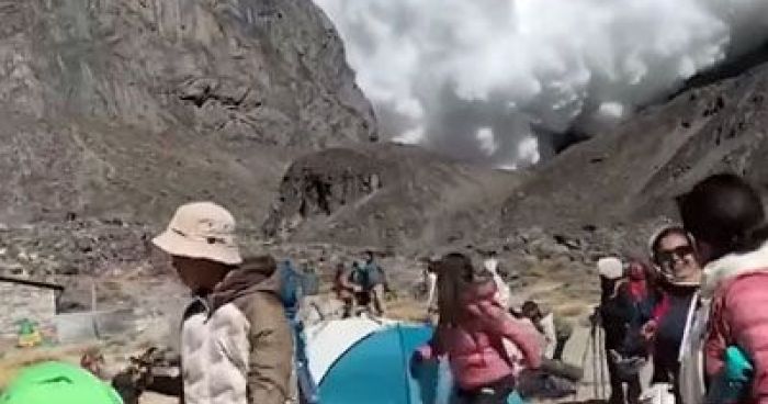 Terrifying Avalanche Hits Hikers Near Annapurna I Mountain | Klipland.com