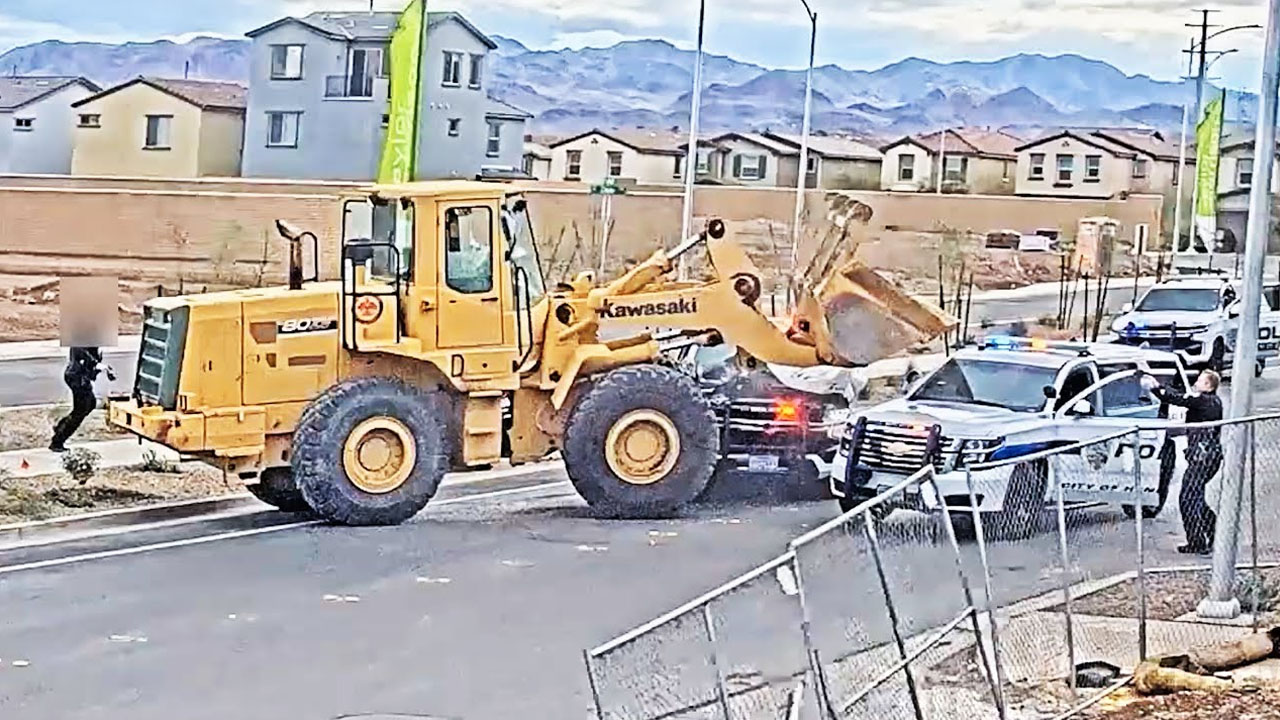 Man steals bulldozer and rams police cars in Nevada | Klipland.com